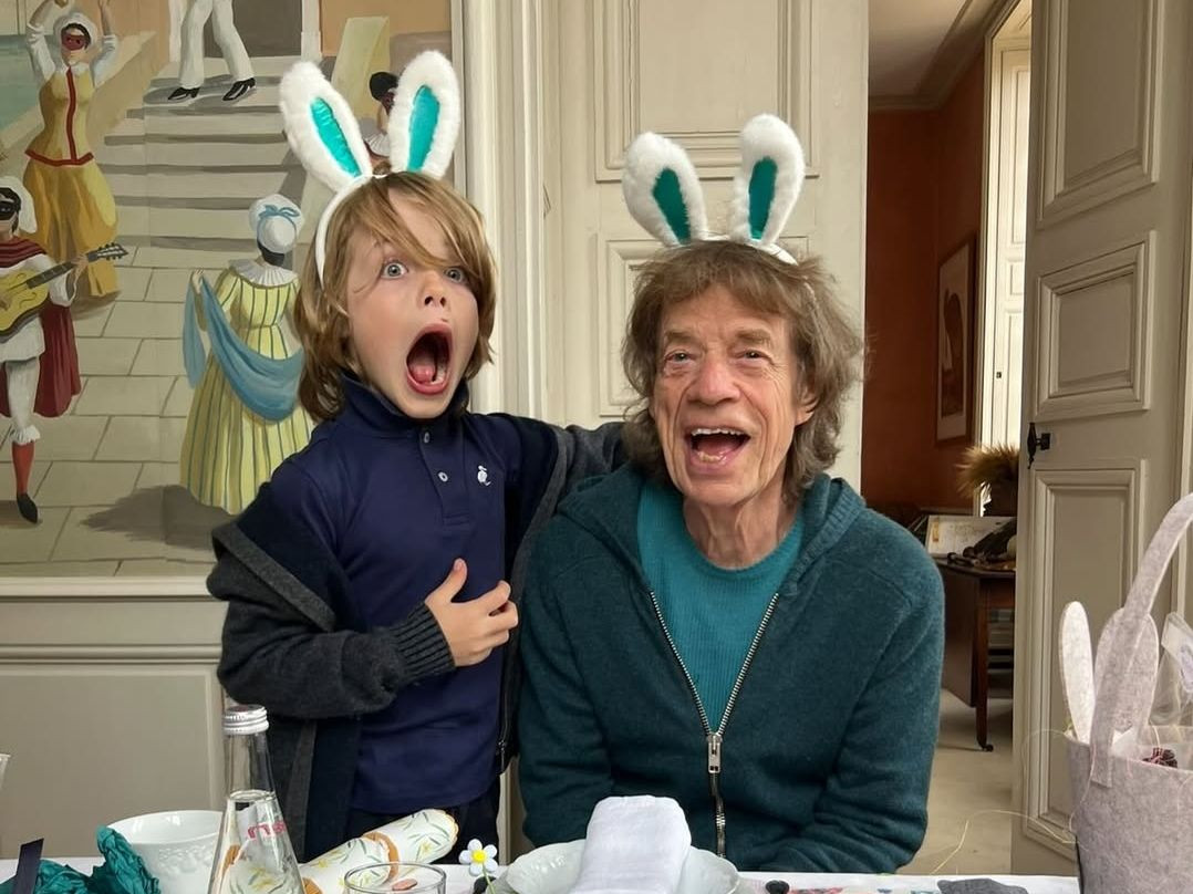 Ο Mick Jagger έγινε 82 και την παράσταση έκλεψαν ο 8χρονος γιος του και ...