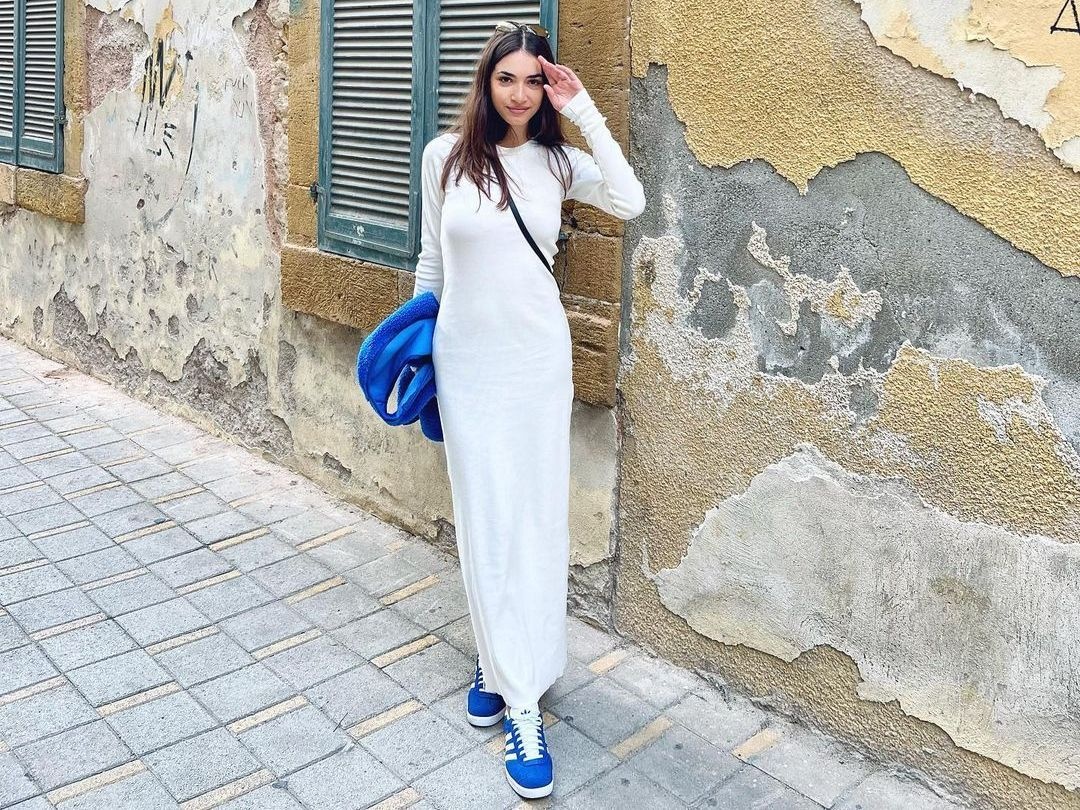 Τα μπλε sneakers της Αντιγόνης Νεοφύτου είναι το inspo που έψαχνες για ...