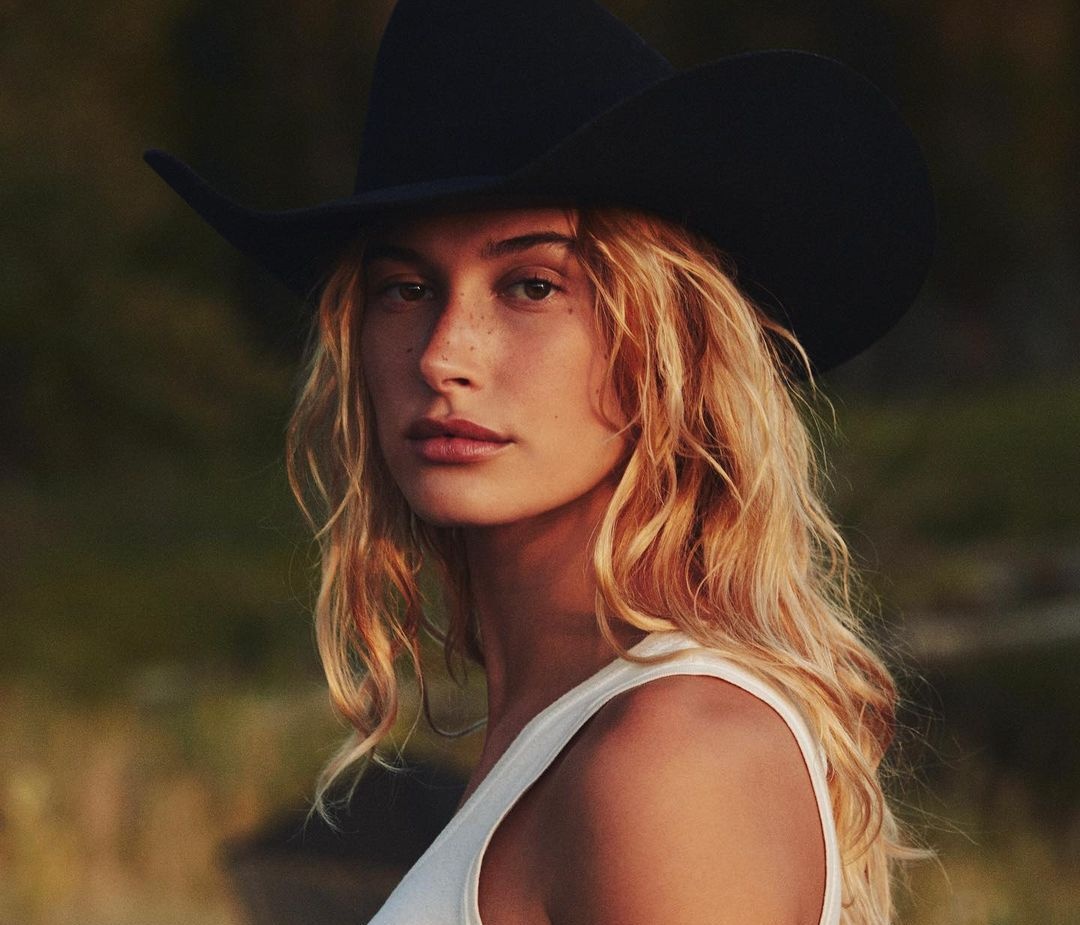 Το δερμάτινο φόρεμα της Hailey Bieber είναι ό,τι πιο hot είδαμε σήμερα ...