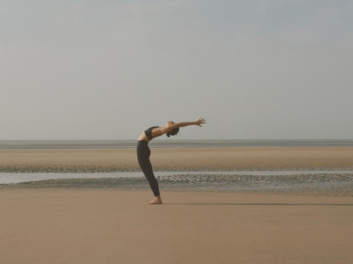 Yoga και διαλογισμός με την υπογραφή της Laura Dodd σε ένα wellness ...