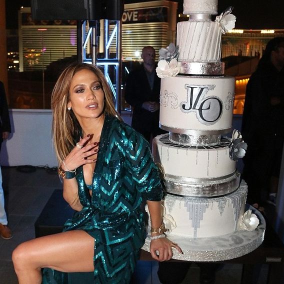 Η Jennifer Lopez γιόρτασε ξανά τα 47α γενέθλιά της, φορώντας το πιο ...