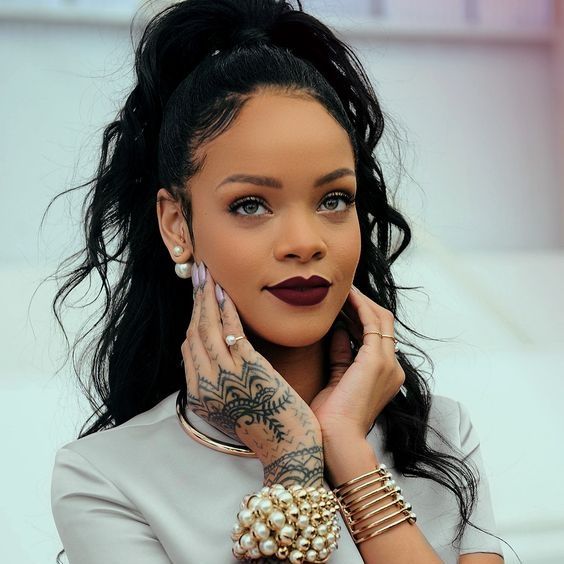 Όπως δεν την έχουμε ξαναδεί: Η RiRi με ένα ανατρεπτικό look - Queen.gr