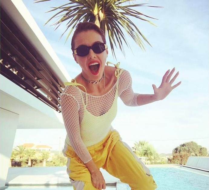 Yπάρχει στυλάτος τρόπος να φορέσεις μια μπλούζα με τον Donald Duck ...