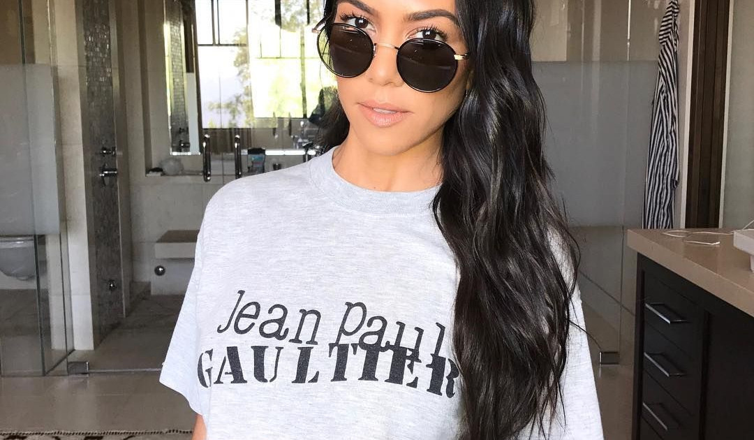 Είδαμε την Kourtney Kardashian με αποκαλυπτικό ολόσωμο μαγιό και ...