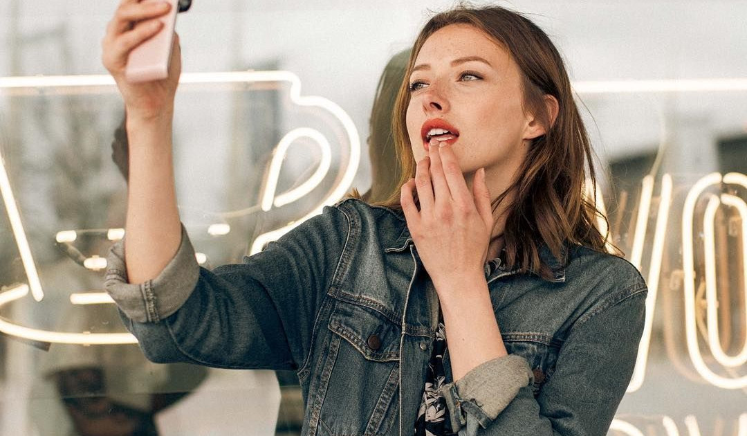 Αν είσαι beauty addict, τότε αυτή η θήκη κινητού είναι ό,τι ...
