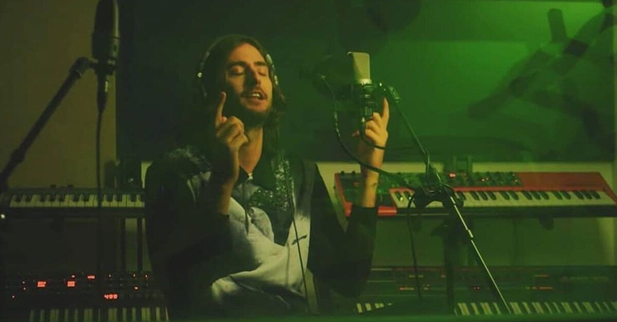 Ν.Ο.Ε.: Ο πιο κούκλος rapper κυκλοφόρησε τραγούδι κι είναι το Νο2 στα ...