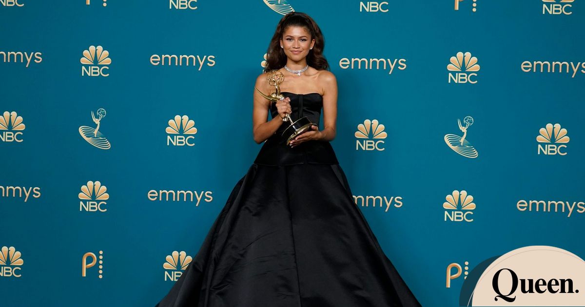 Emmy Awards 2022: Το κόκκινο χαλί «βάφτηκε» μπλε και η θεά Zendaya ...