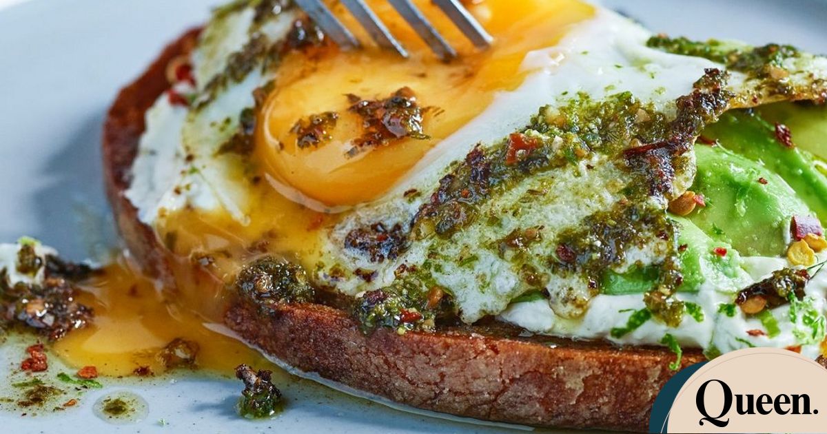 Αν βαρέθηκες το τοστ με αβοκάντο δοκίμασε τα pesto eggs - Queen.gr