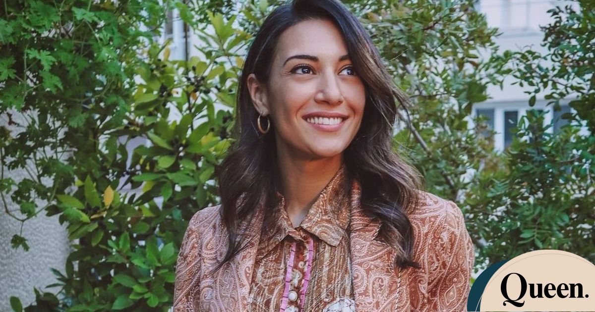 Η Ευγενία Σαμαρά μας συστήνει την τέχνη του mix print με ένα κοστούμι σε 60s vibes - Queen.gr