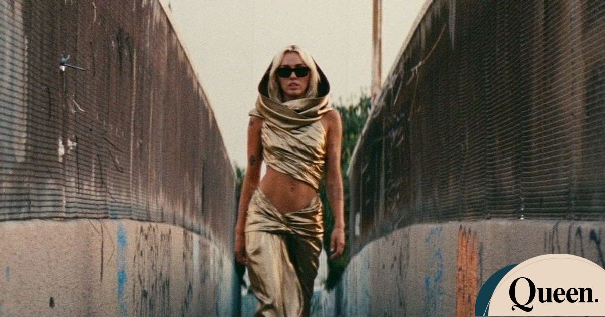 Η Miley Cyrus μεταμόρφωσε το μαύρο «revenge dress» στο πιο iconic χρυσό ...