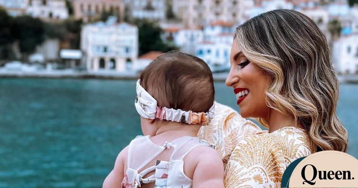 Έγινε για τρίτη φορά νονά η Αθηνά Οικονομάκου βαφτίζοντας την κόρη του ...