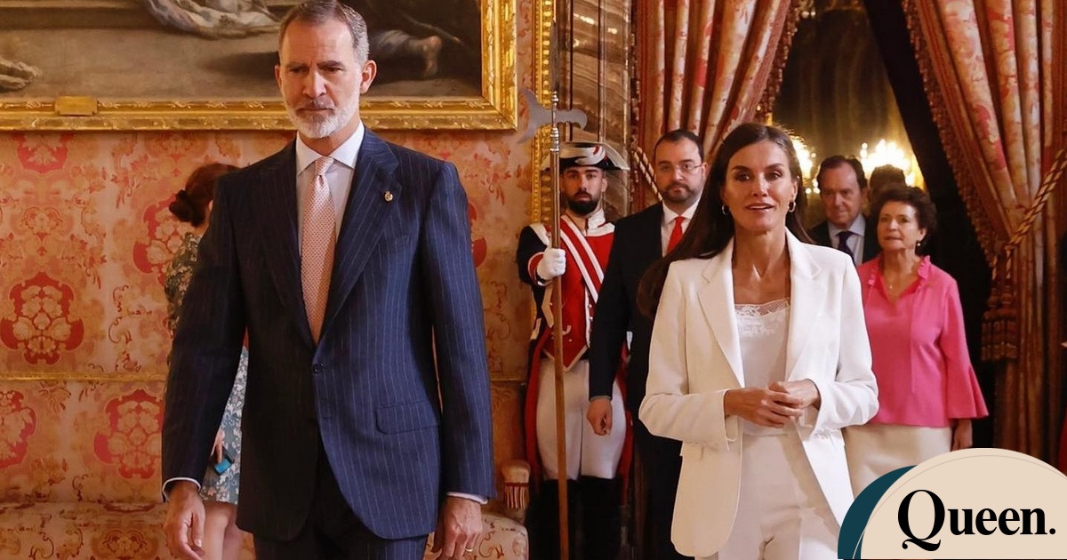 Λευκό κοστούμι: H βασίλισσα Letizia παραδίδει μαθήματα στυλ με το πιο διαχρονικό βραδινό look ...