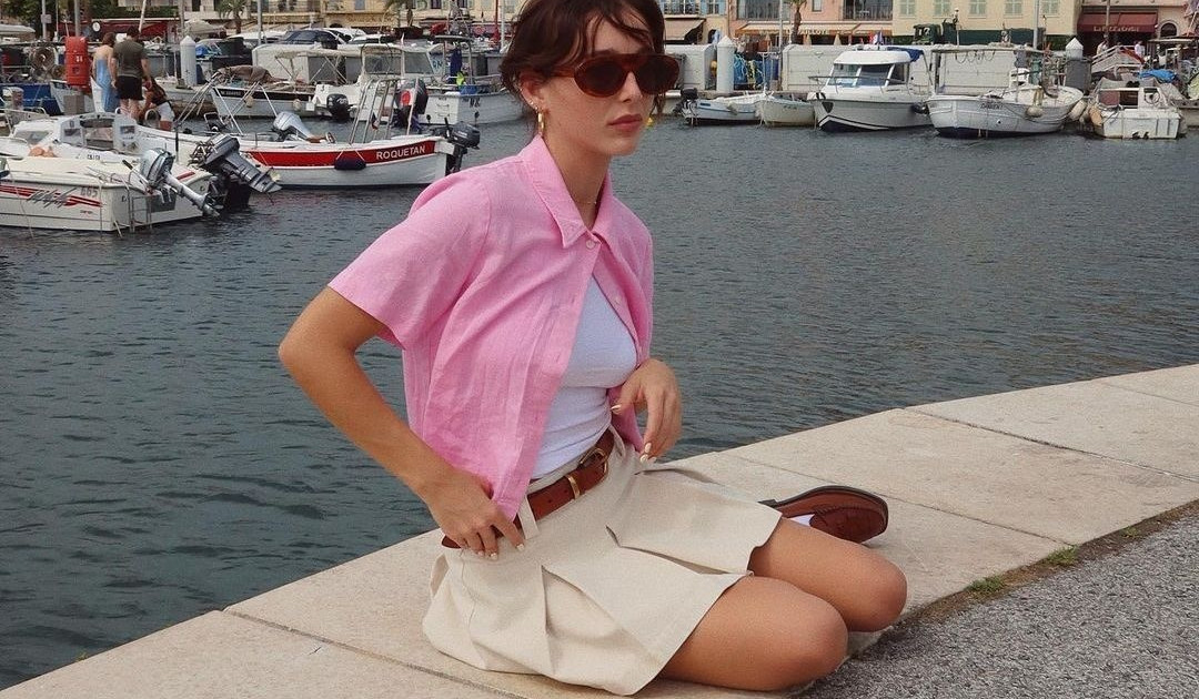 Η Emma Chamberlain μας βάζει σε back to school mood με τα καλύτερα preppy looks του φθινοπώρου ...