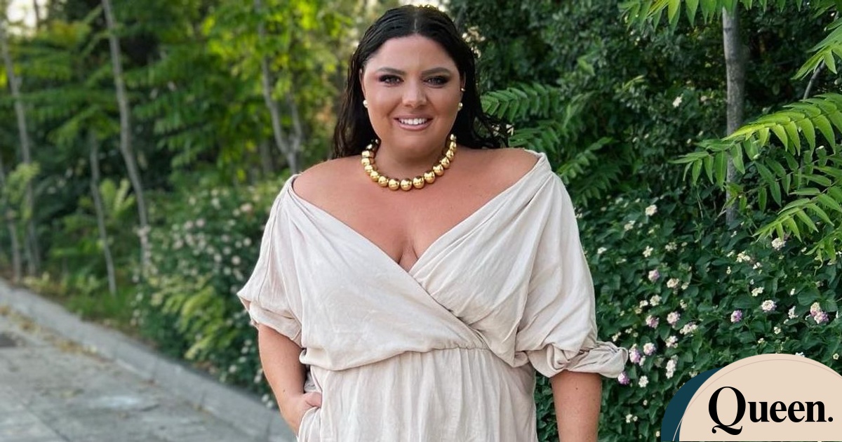 Δερμάτινη mini φούστα και σακάκι: Η Δανάη Μπάρκα τα συνδύασε με τα flat παπούτσια που είναι τάση ...