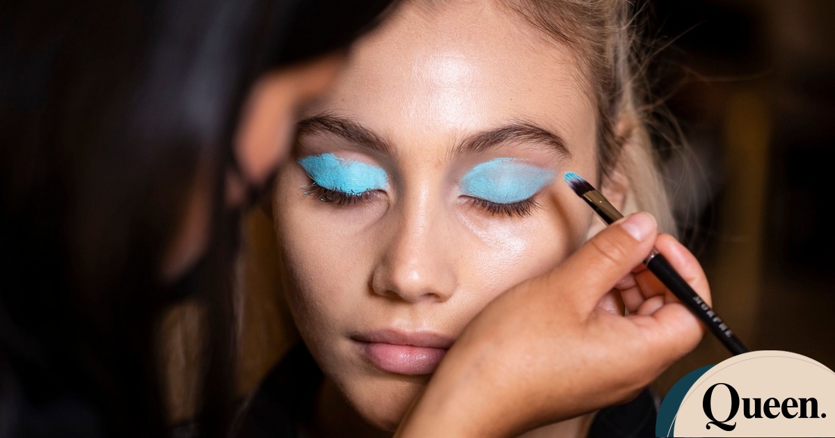 Aqua blue: Πώς θα ενσωματώσεις στo μακιγιάζ σου ένα από τα must χρώματα της χρονιάς - Queen.gr
