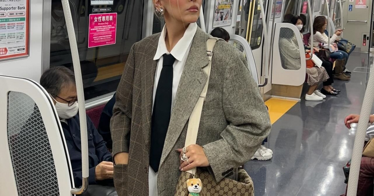 Αυτό είναι το πιο εύκολο styling hack για να κάνεις το φαρδύ σου πουκάμισο cropped - Queen.gr