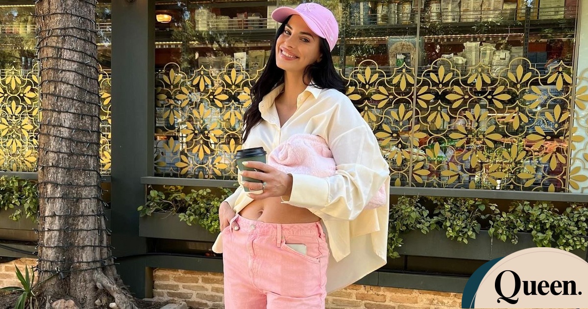 Αντίο μπλε τζιν! Το ροζ είναι η τάση που φοράει τώρα η Χριστίνα Μπόμπα - Queen.gr