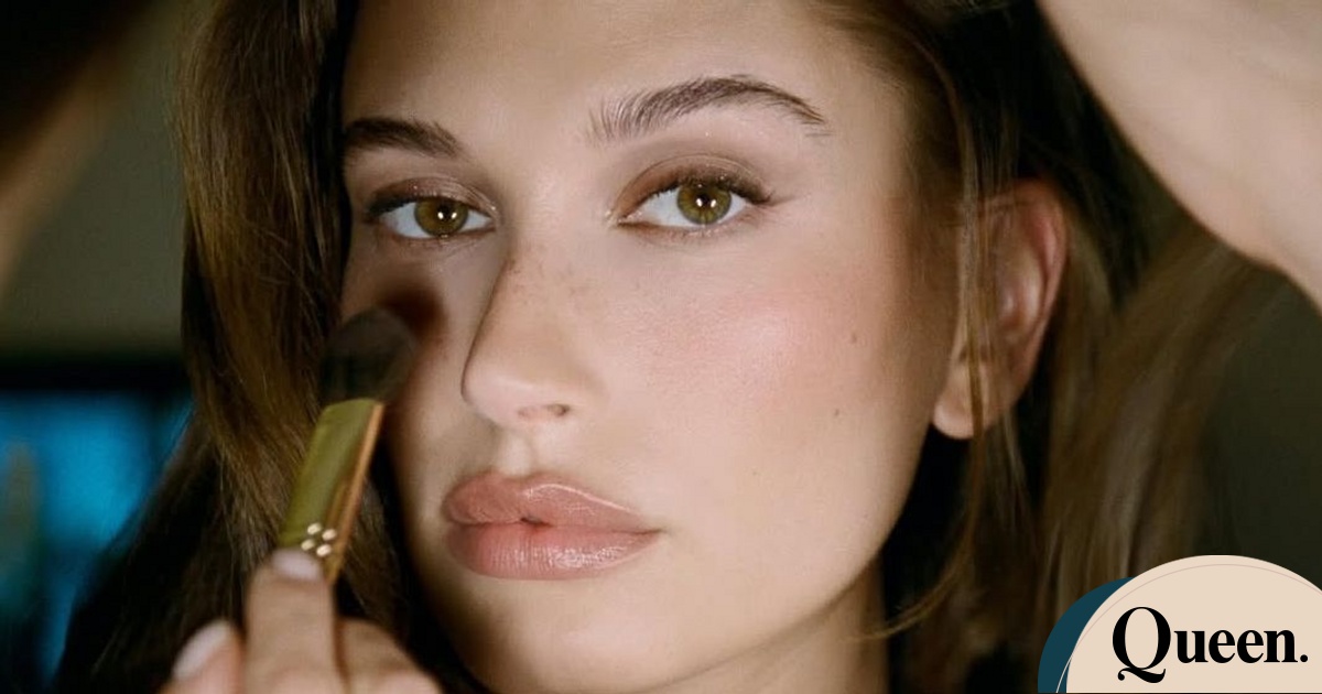 Facial ice bath ή depuffing mask; Η Hailey Bieber μάς εμπνέει με τη ...