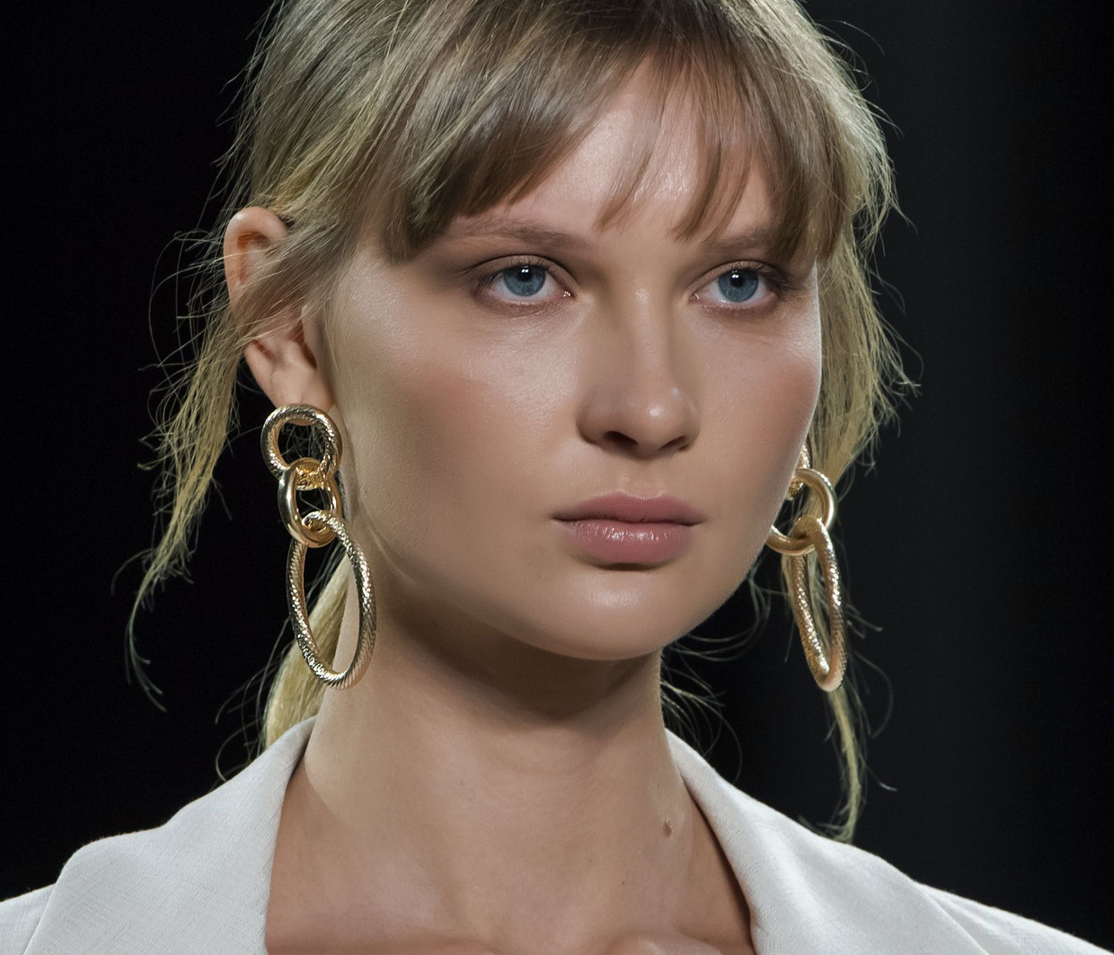 4 jewelry tricks που θα αναδείξουν τα καλοκαιρινά σύνολά σου - Queen.gr