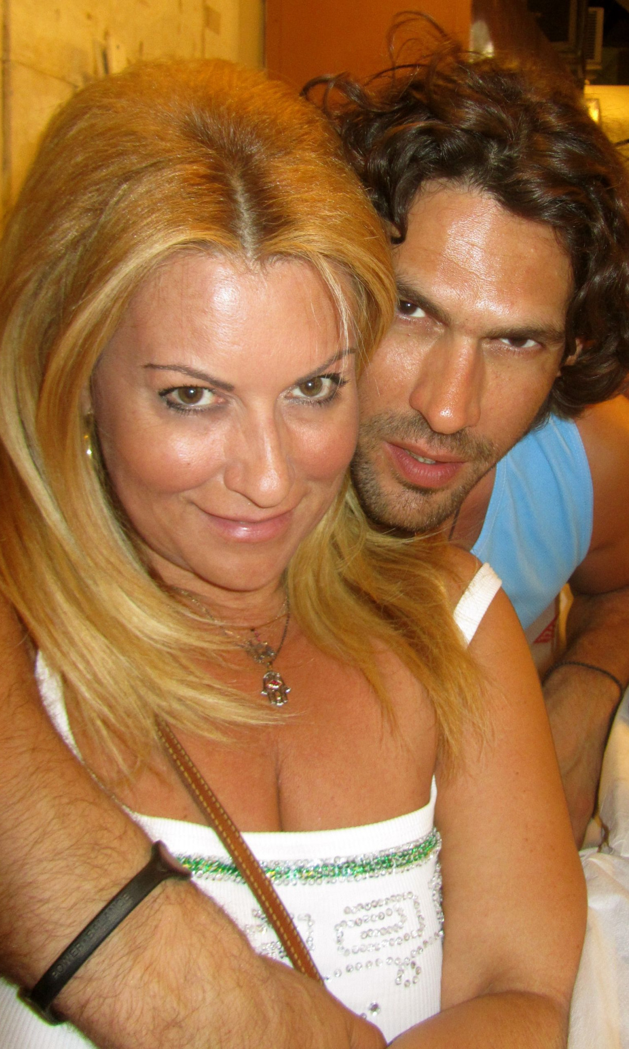 Στην Αιγινα με την Γωγω Αυγερινοπουλου & τον Γιαννη Σπαλιαρα .. - Queen.gr