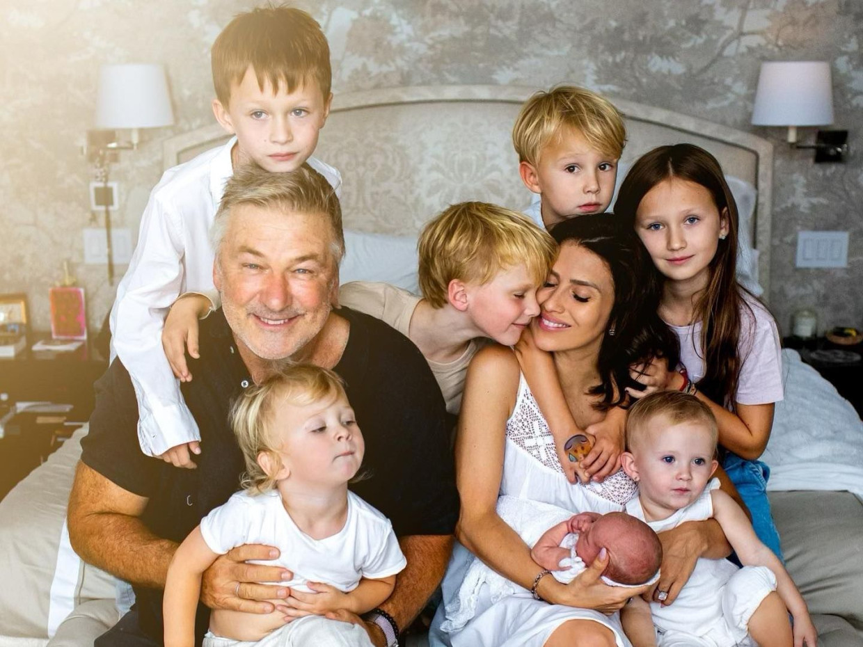 Η Hilaria Baldwin μοιράζεται την 1η φωτογραφιά με τα 7 παιδιά της και ...