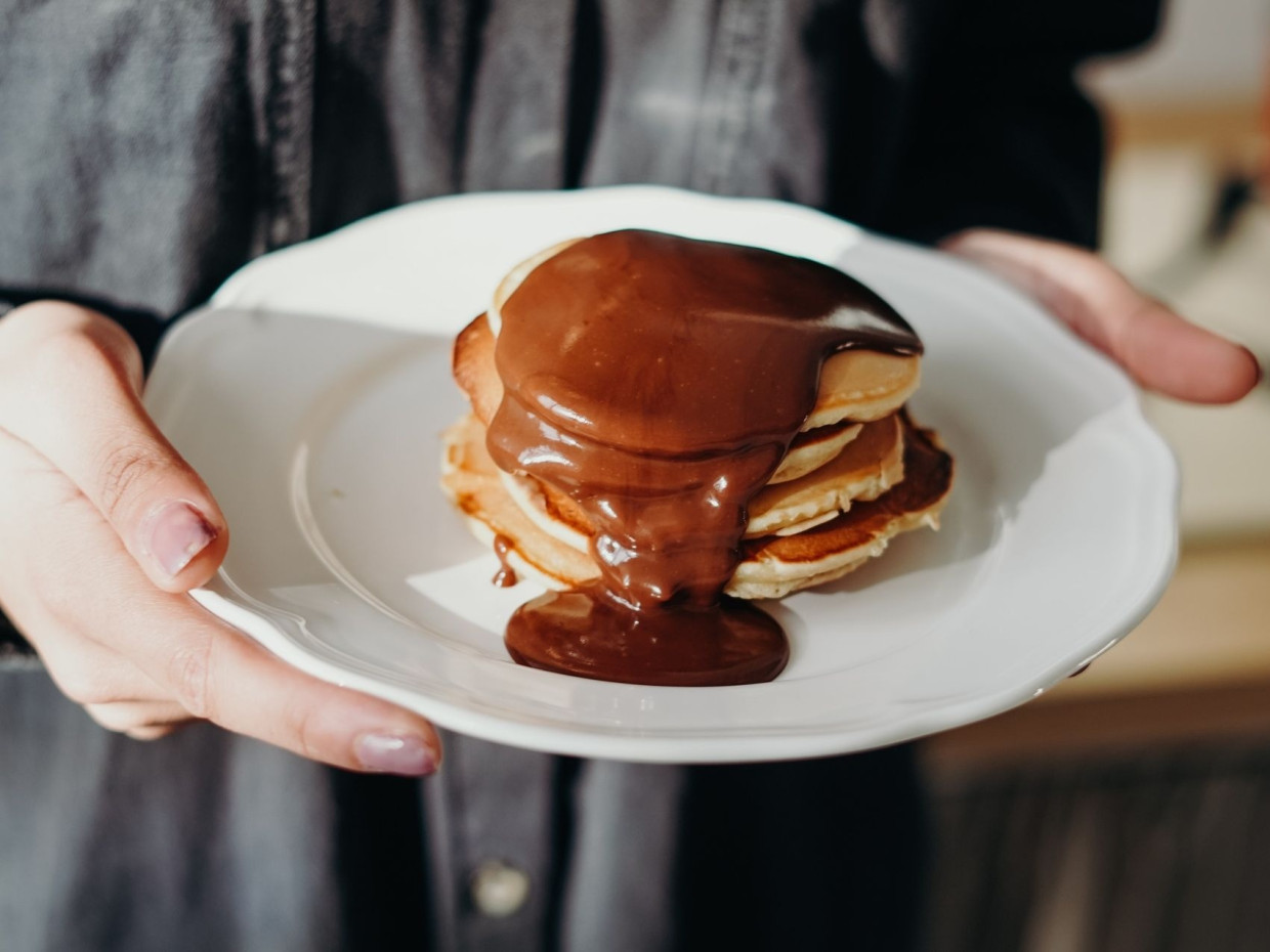 Η πιο εύκολη συνταγή για σπιτικά pancakes με σοκολάτα και μπανάνα ...