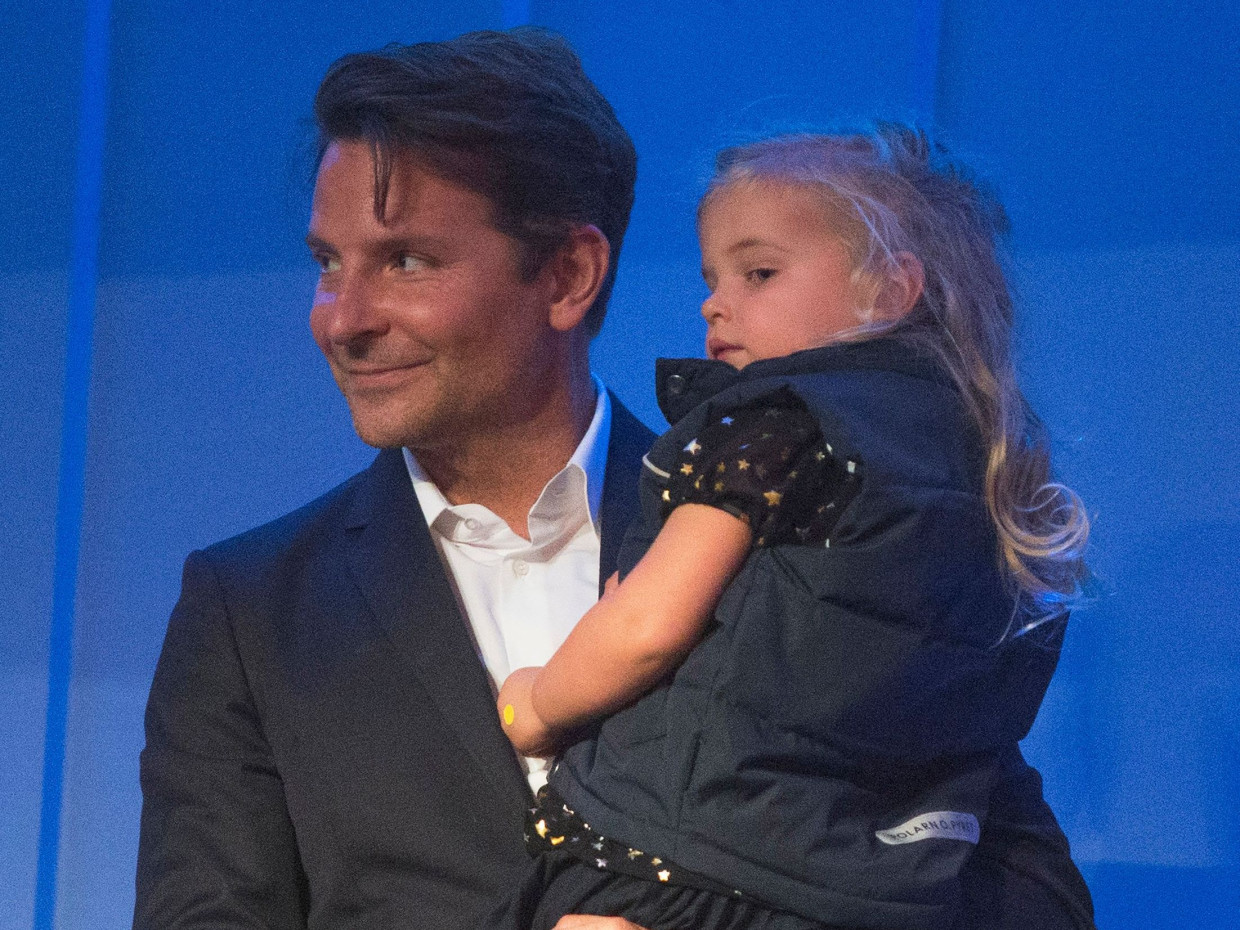 Ο Bradley Cooper εντοπίστηκε με την κόρη στο πάρτι που θα ηθελε να ...