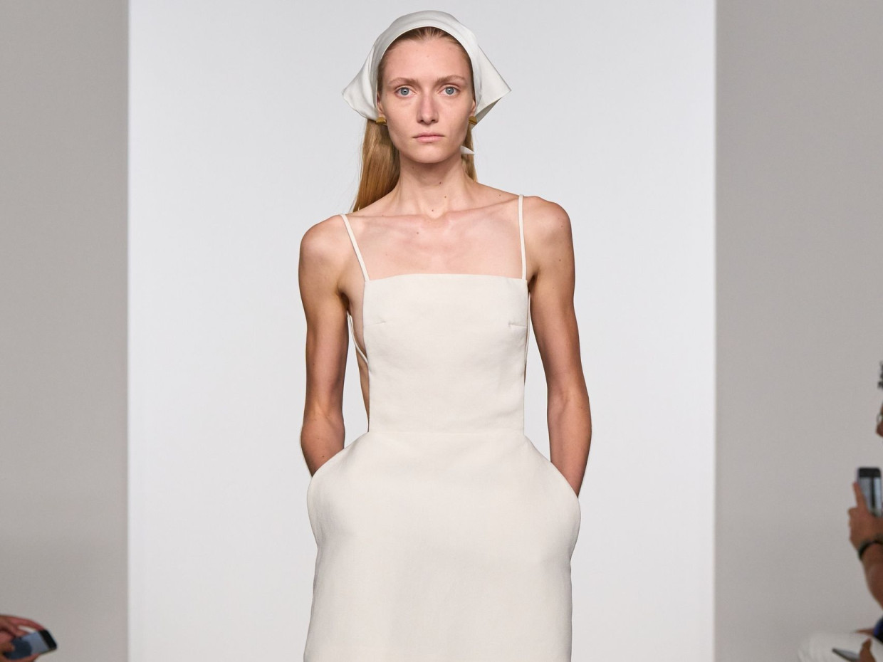 Calvin Klein Collection: Η Veronica Leoni παρουσιάζει τη συλλογή άνοιξη ...