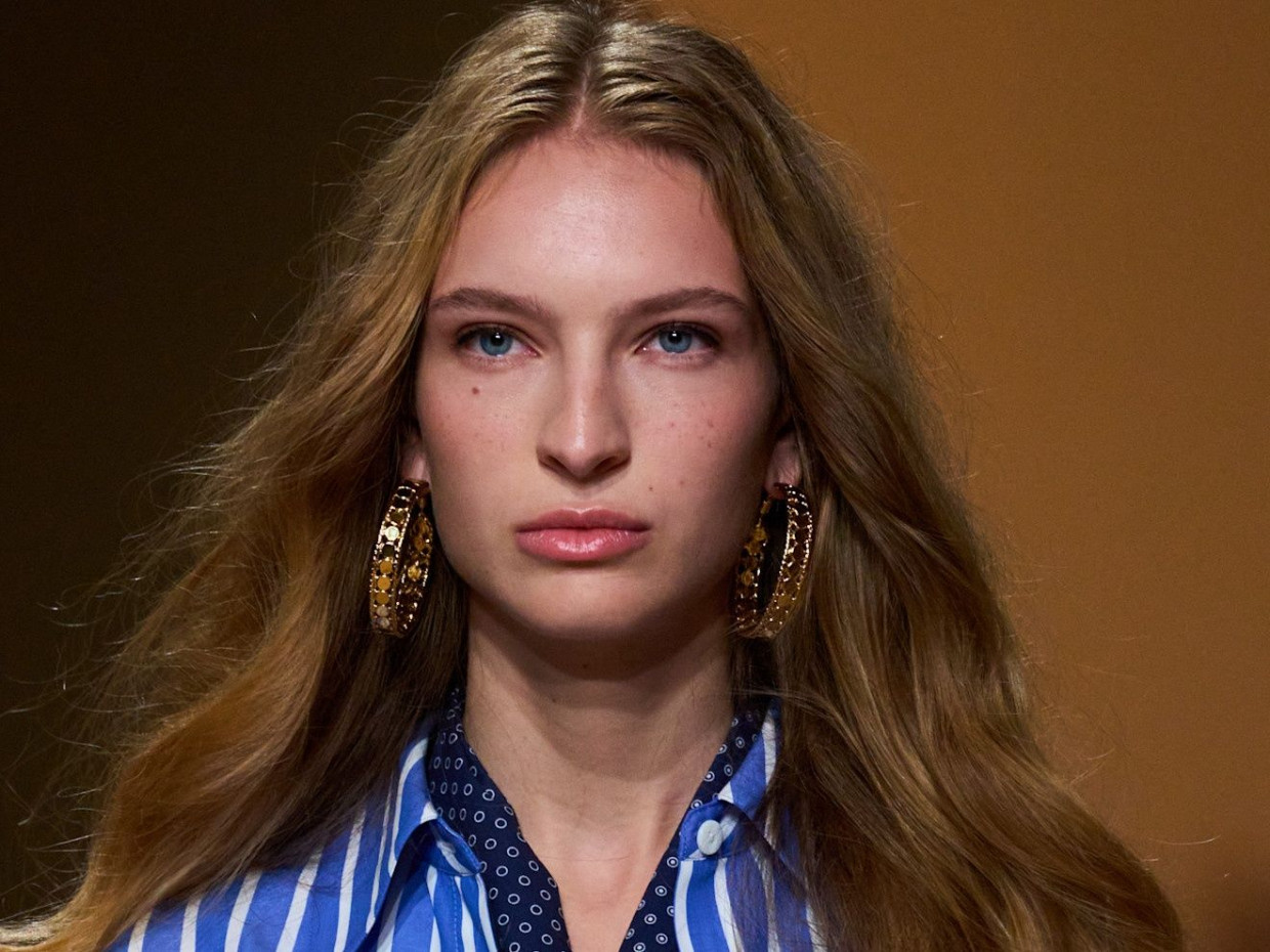 Πώς να δώσεις όγκο στα λεπτά μαλλιά: 5 SOS tips που κάνουν τη διαφορά - Queen.gr