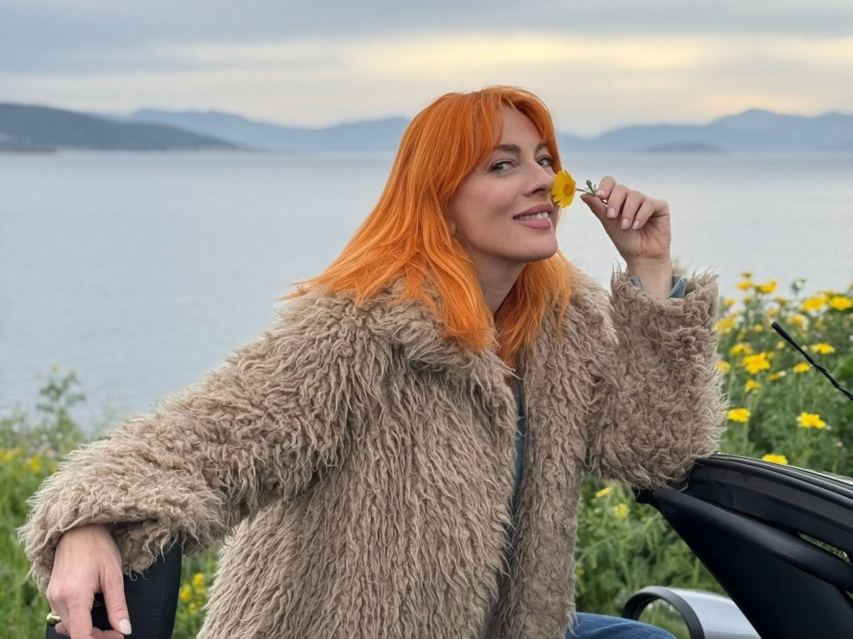 Κόκκινο με ρoζ - Το αγαπημένο μας color combo είναι (και) της Σμαράγδας ...