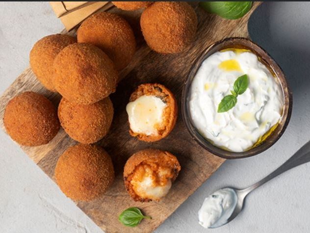 Άκης Πετρετζίκης: Arancini με ντομάτα - Queen.gr