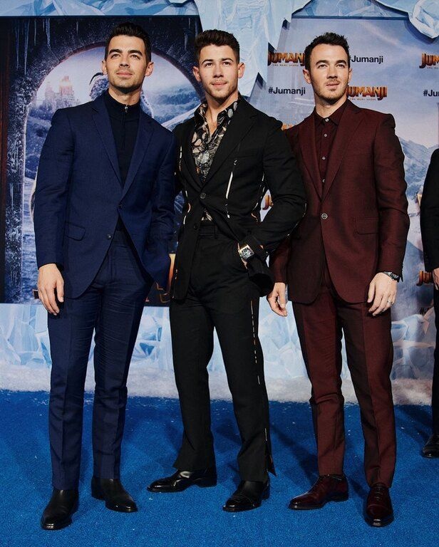 Οι Jonas Brothers τρολάρουν τις Kardashians και είναι ό,τι πιο αστείο ...