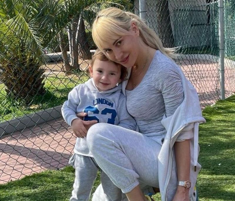 Μαρία Ματσούκα: Πλένει τα λαδόπανα του γιου της στη θάλασσα - Queen.gr