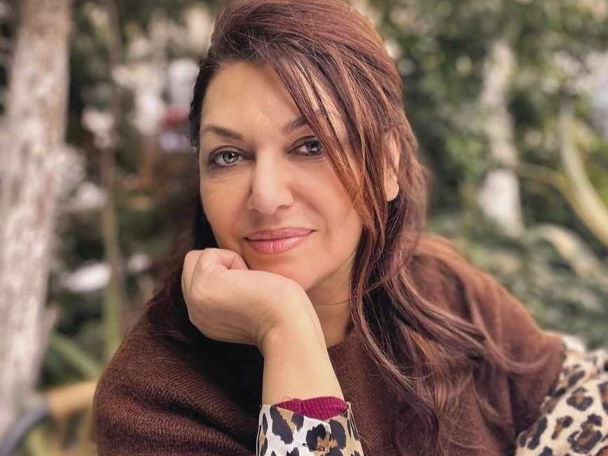 Κάθε φορά που η Καίτη Γαρμπή ποζάρει αμακιγιάριστη, ξεχνάμε ό, τι έχει ...