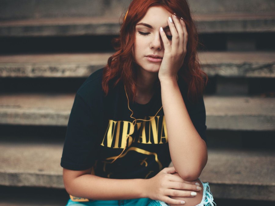 Millennials + Gen Z είναι οι πιο θλιμμένες και μοναχικές γενιές - Γιατί ...