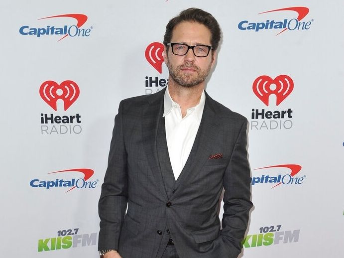 Ο Jason Priestley έκανε μια «βρώμικη» αποκάλυψη για τον Brad Pitt, τον ...