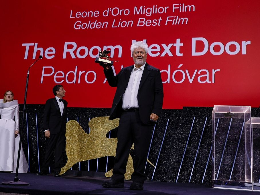 Ο Pedro Almodóvar κέρδισε τον Χρυσό Λέοντα στο 81ο Φεστιβάλ Βενετίας ...