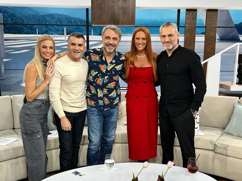 Κόκκινο ή μαύρο; Η Σίσσυ Χρηστίδου επένδυσε σε δύο λουκ και το ...
