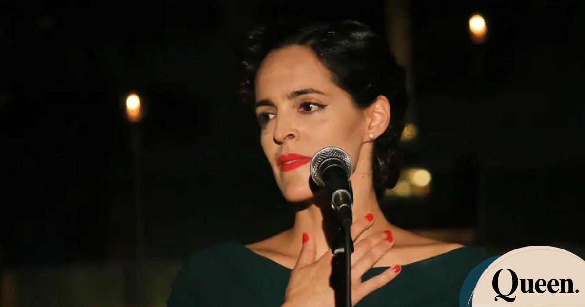 «Σε έναν κόσμο σκοτεινό ας είσαι η Στεφανία στο Προξενιό της Ιουλίας ...